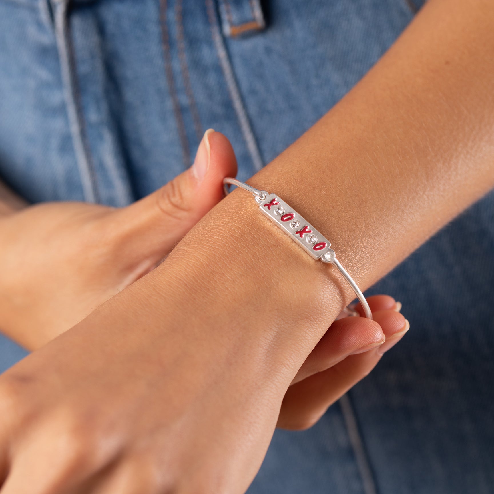 Gossip Girl XOXO Bar Charm Bangle - Alex and Ani – ALEX AND ANI